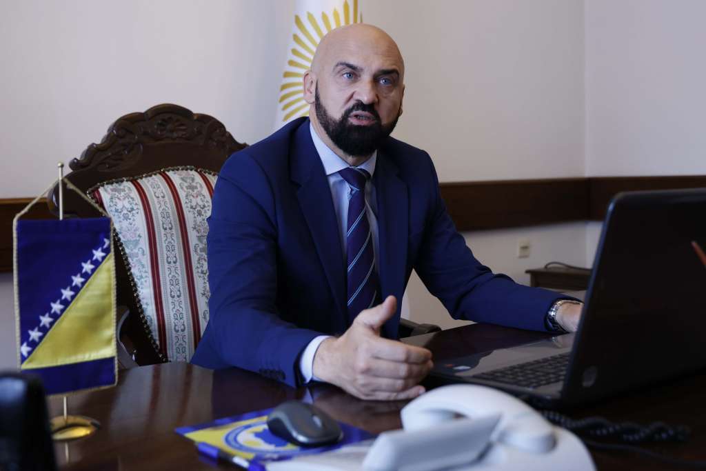 Ramo Isak: Ne provocirajte, zastave RS-a nikada se neće vioriti na ...