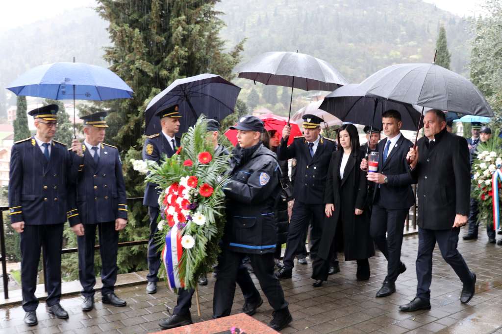 Mostar: Vlada i MUP HNK odali počast ubijenom ministru Jozi Leutaru ...