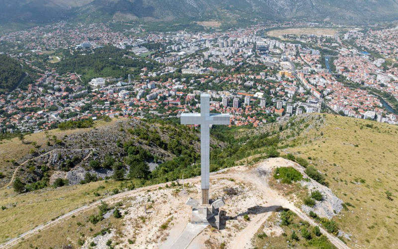 MUP HNK brzo reagirao: Uhapšen starac koji je prijetio rušenjem križa ...